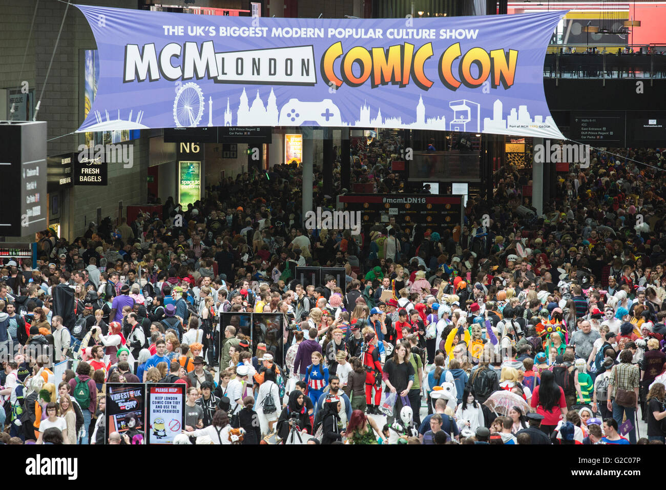 Comic con crowd hi-res stock photography and images - Alamy