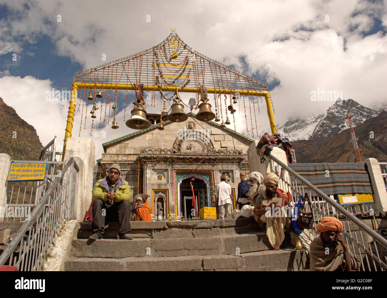 Kedarnath Temple with Sadhus and Hindu pilgrims, Kedarnath, Garhwal ...