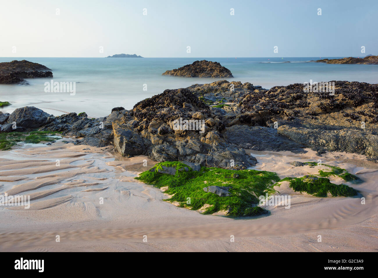Long exposure of mussels on the rocks on the beach at Harlyn Bay Stock ...