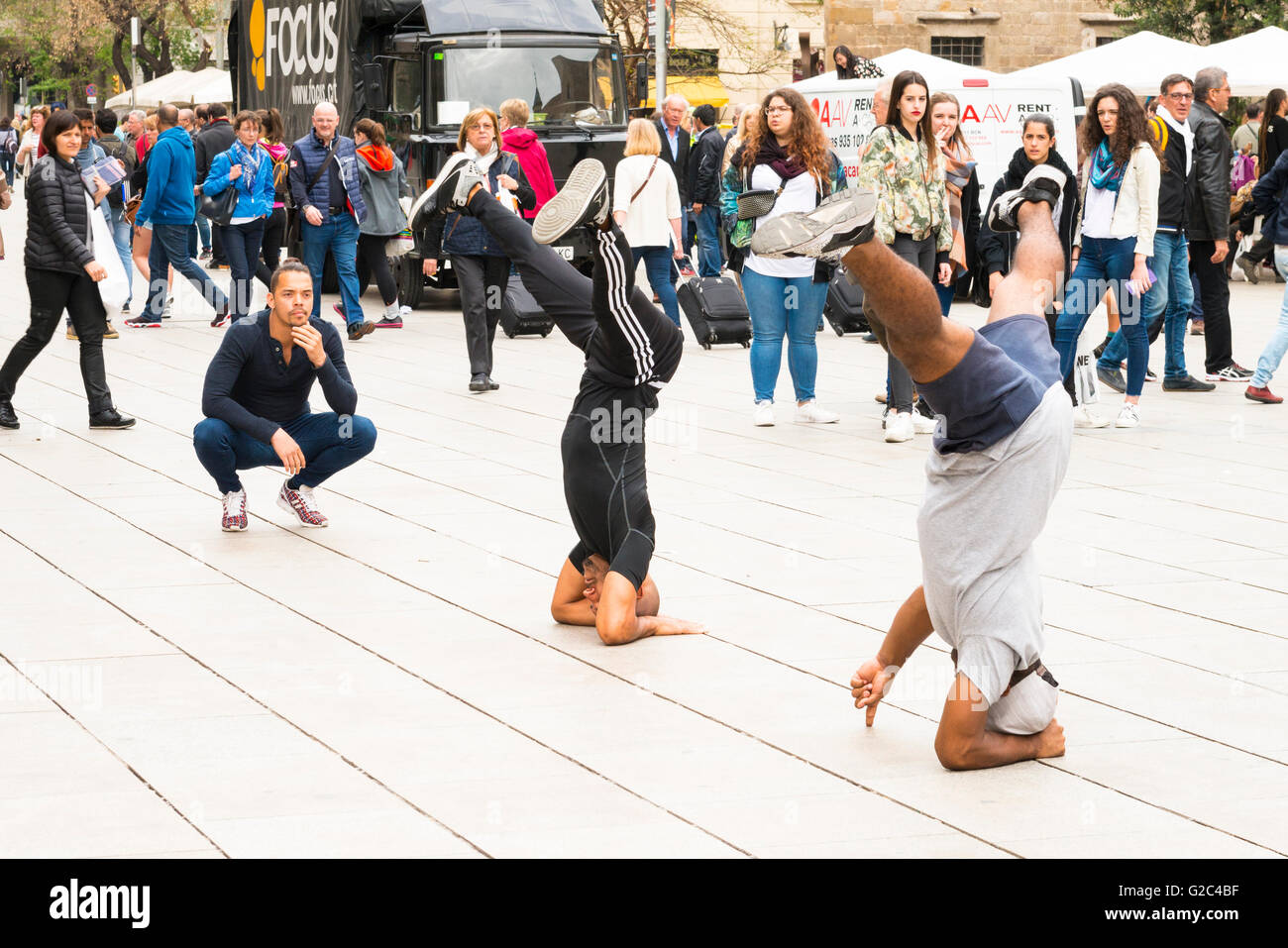 Spain Catalonia Barcelona Barri Gotic Gothic Quarter street artists ...