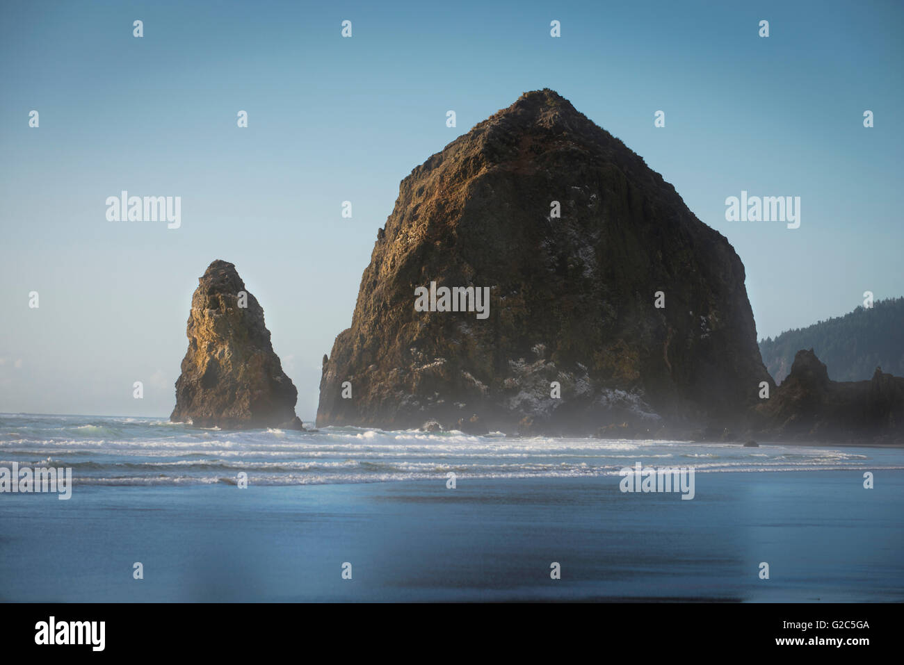 Haystack Rock, Cannon Beach, Oregon Stock Photo - Alamy