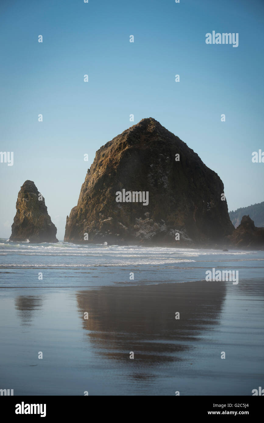 Haystack Rock, Cannon Beach, Oregon Stock Photo - Alamy