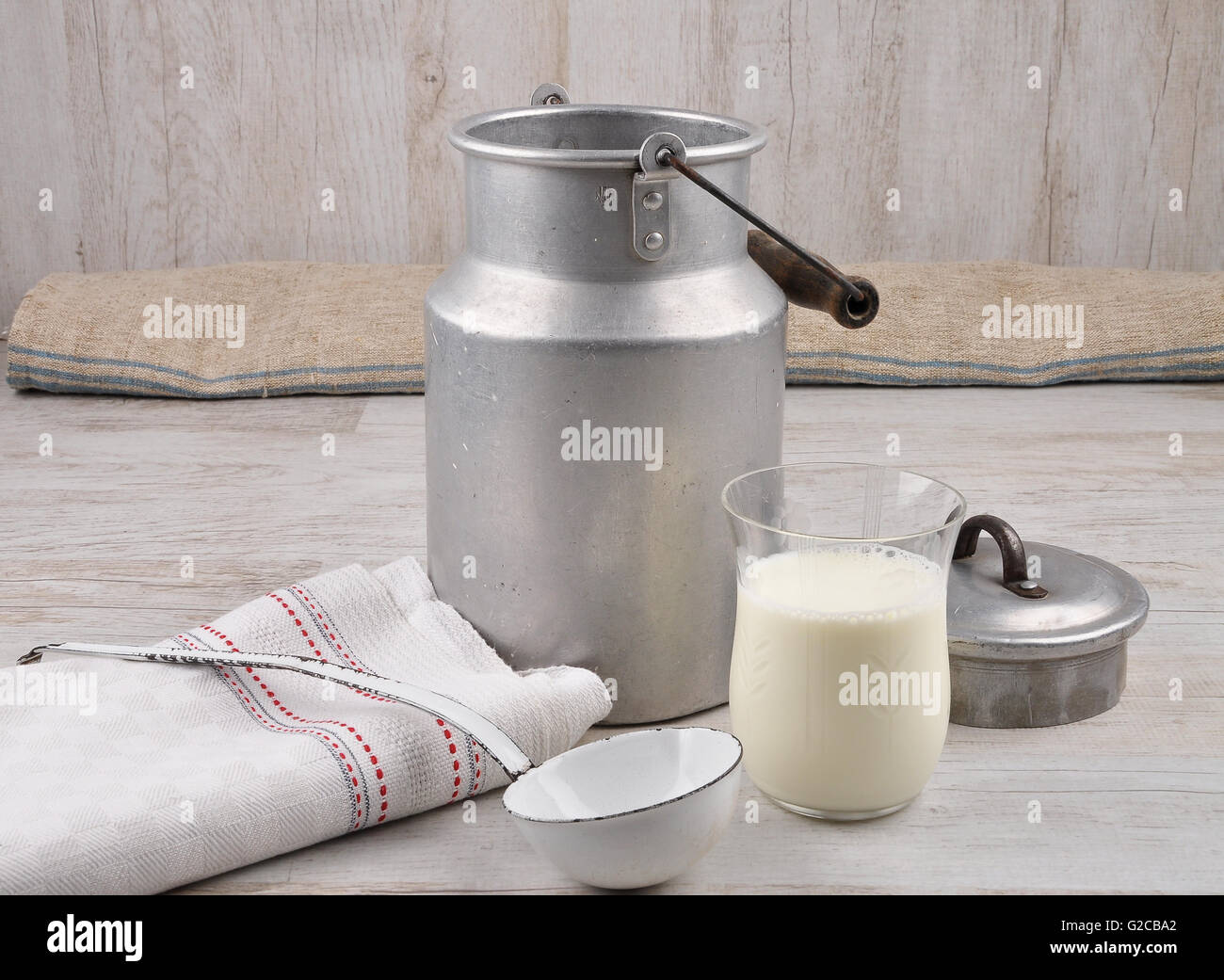 Milch im Glas Stock Photo - Alamy