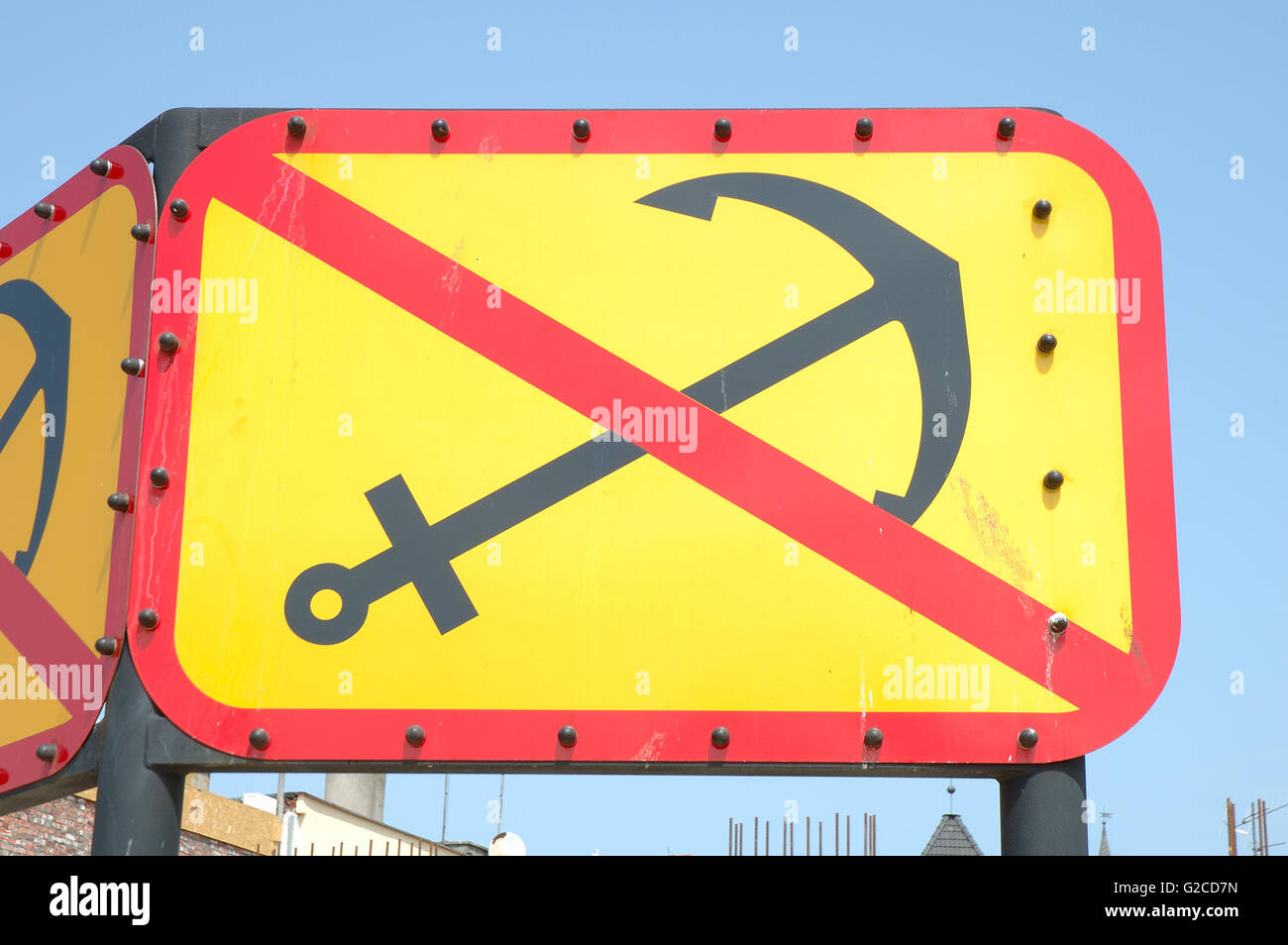 Yellow anchor hi-res stock photography and images - Alamy