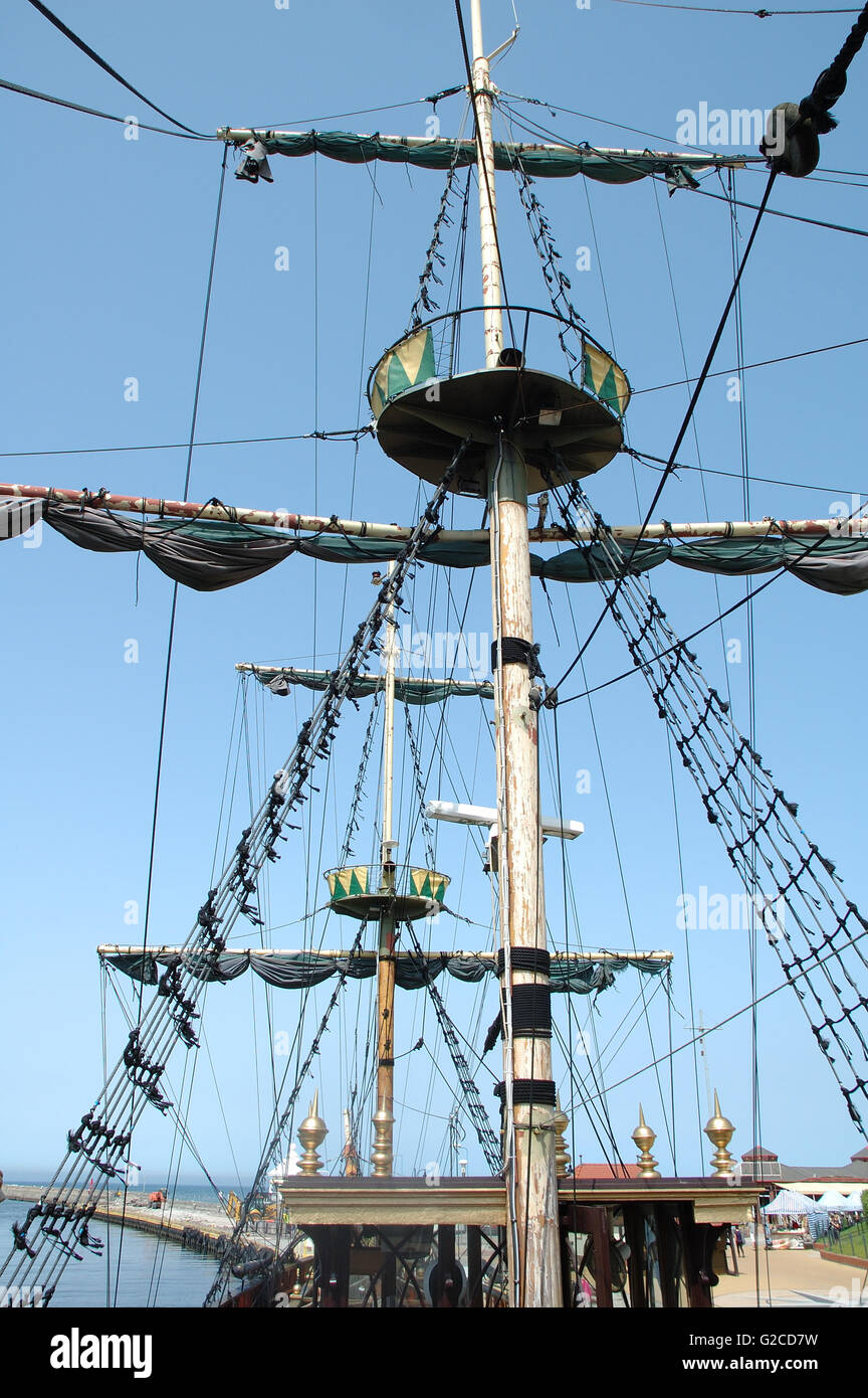 Mast and yards on old sailing vessel in harbour Stock Photo - Alamy