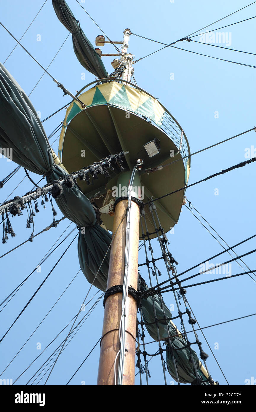 Mast and yards on old sailing vessel in harbour Stock Photo - Alamy