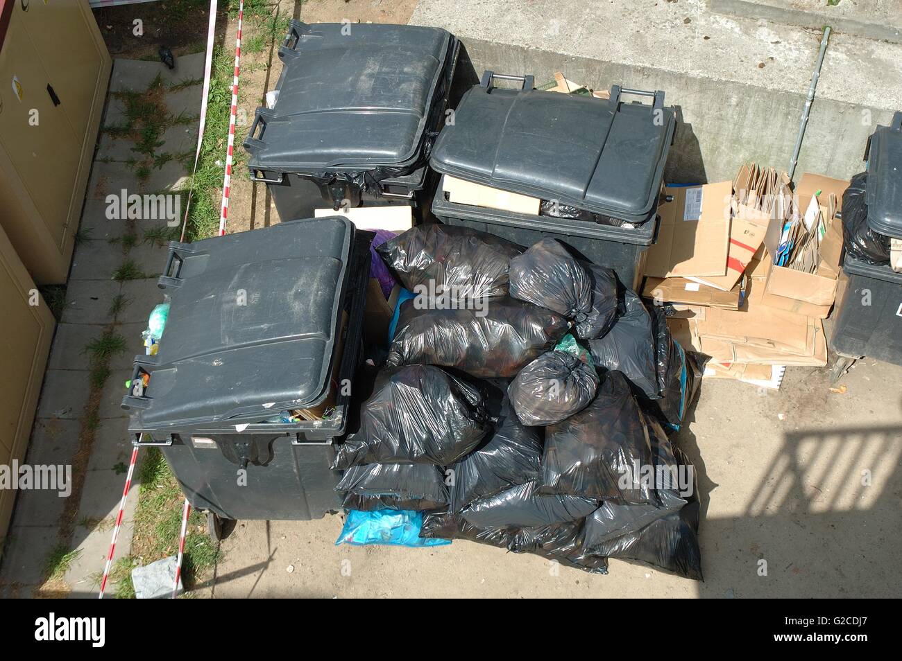 Dust bins hi-res stock photography and images - Alamy
