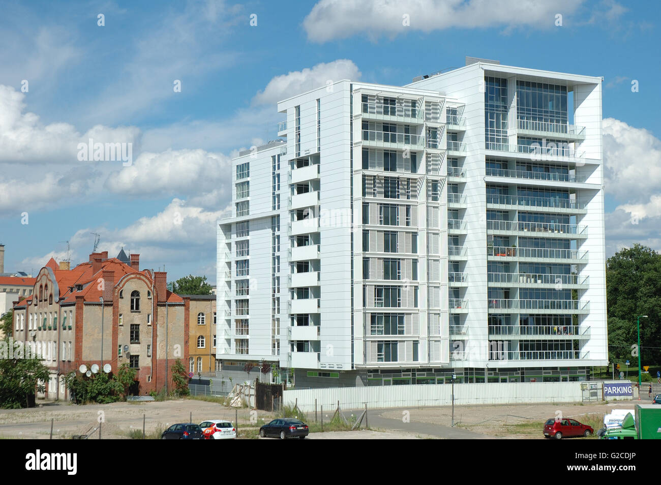 White modern building hi-res stock photography and images - Alamy