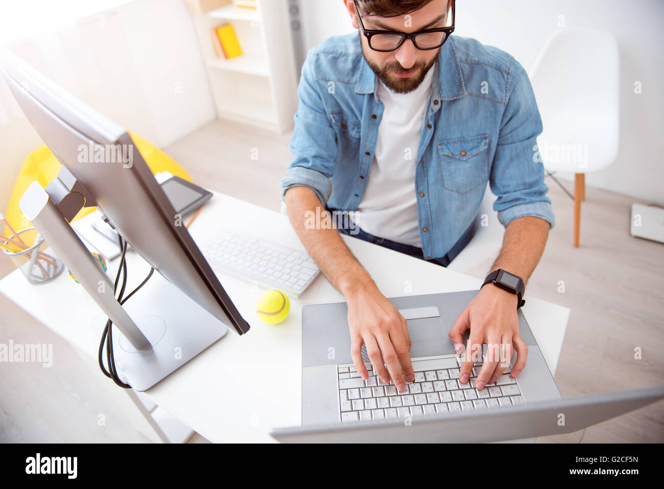 Guy tapping on his laptop Stock Photo - Alamy