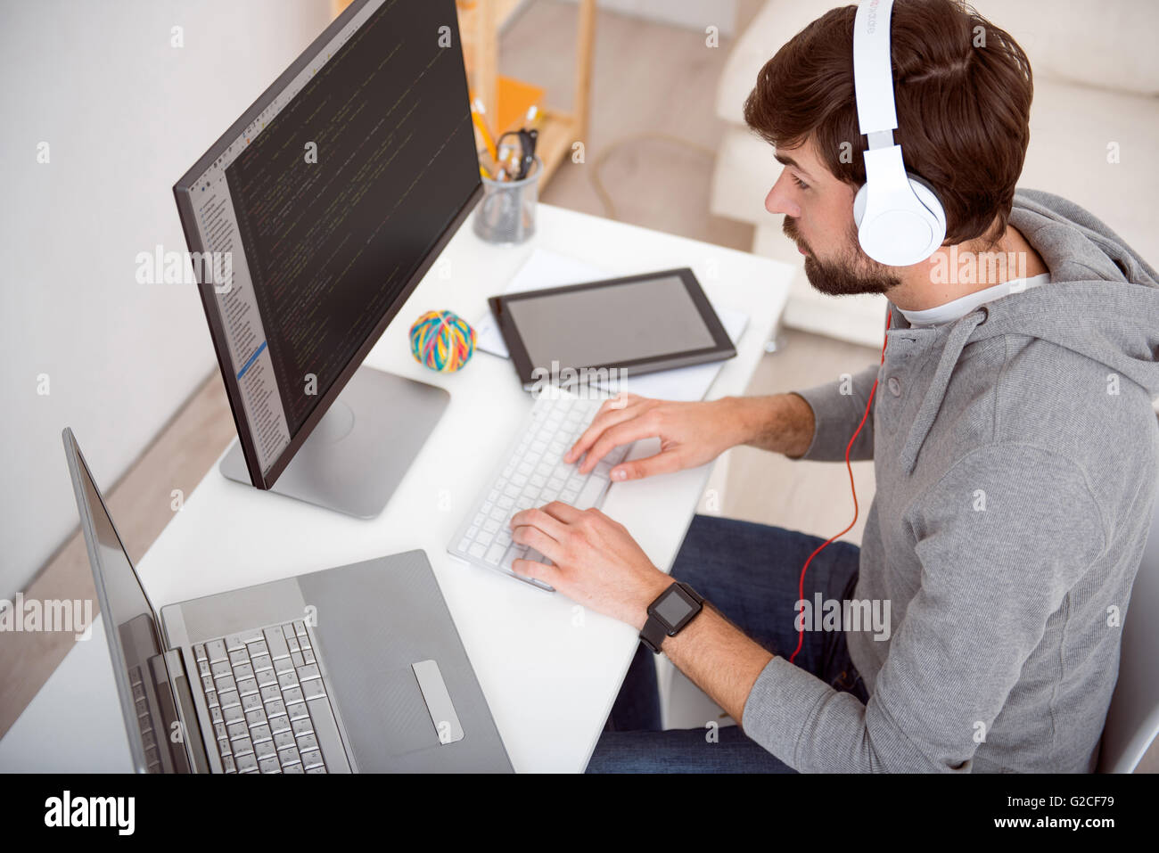 Man looking at the computer Stock Photo - Alamy