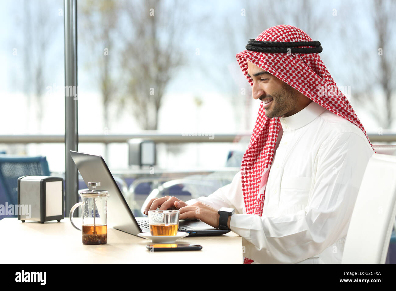 Saudi man hi-res stock photography and images - Alamy