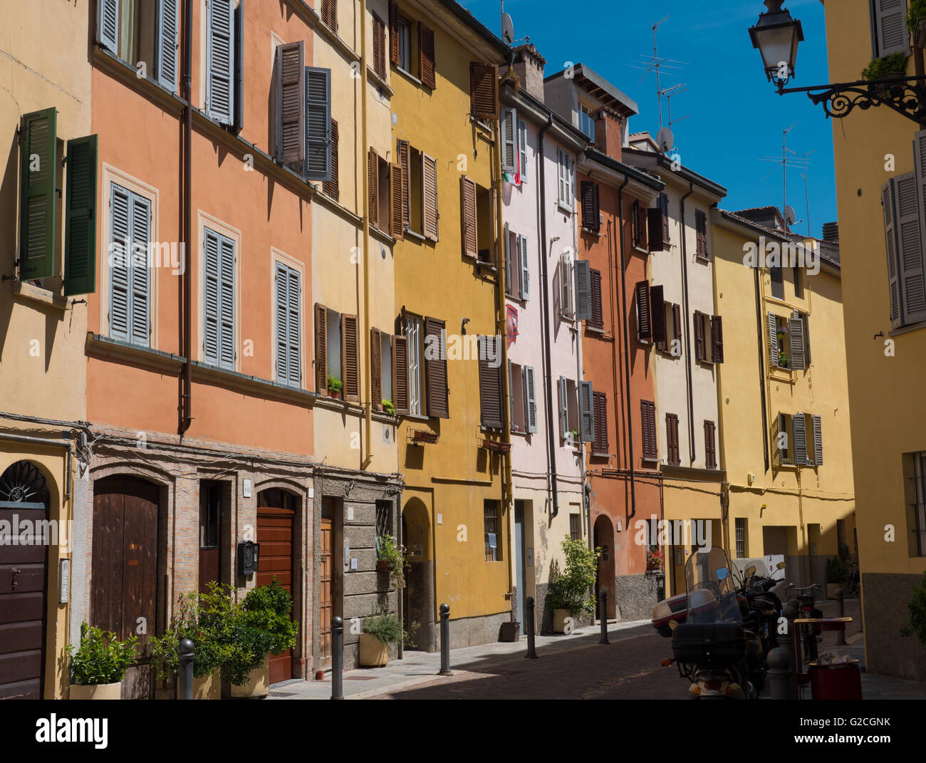 Colorful street scene in italy hi-res stock photography and images - Alamy
