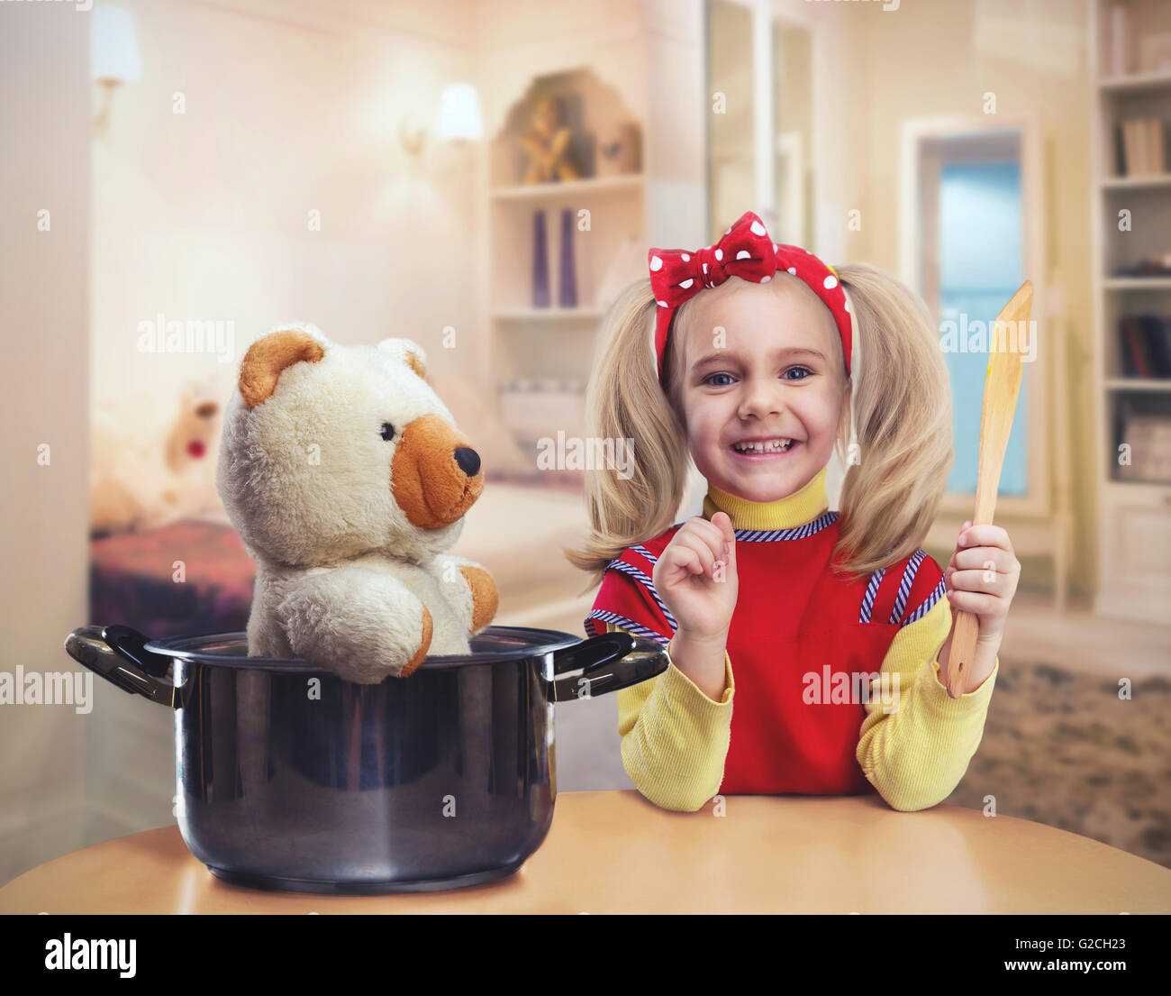 Happy little girl in the kitchen Stock Photo - Alamy