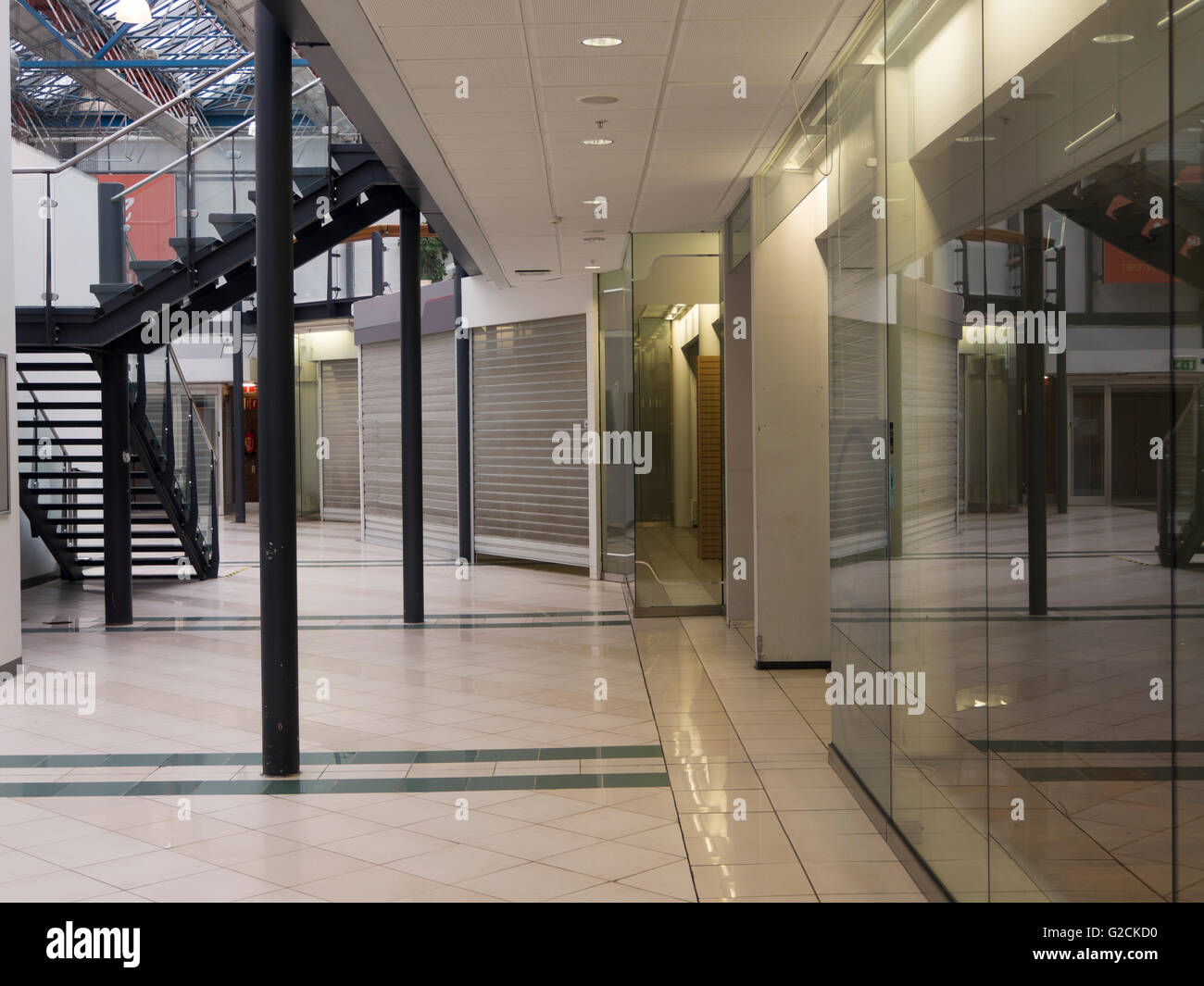 Empty shopping mall interior hi-res stock photography and images - Alamy