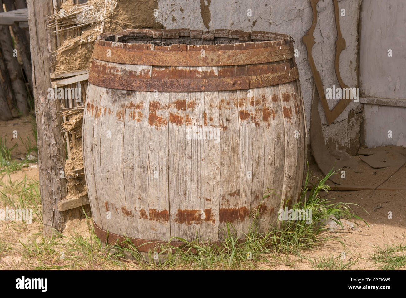 Old wooden barrel Stock Photo - Alamy