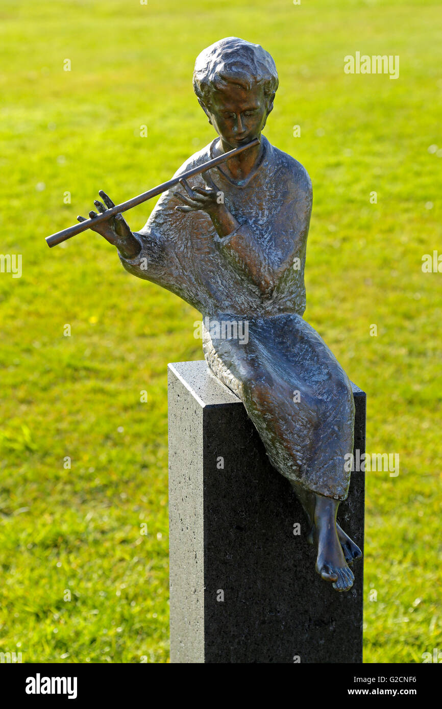Statue flute player hi-res stock photography and images - Alamy