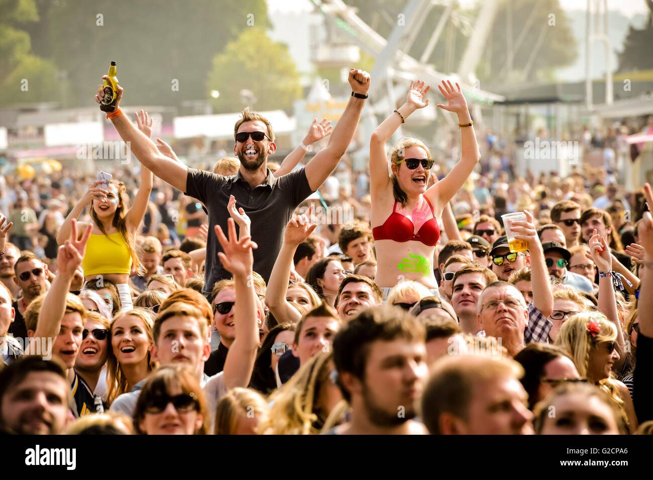 Crowds main stage hi-res stock photography and images - Alamy