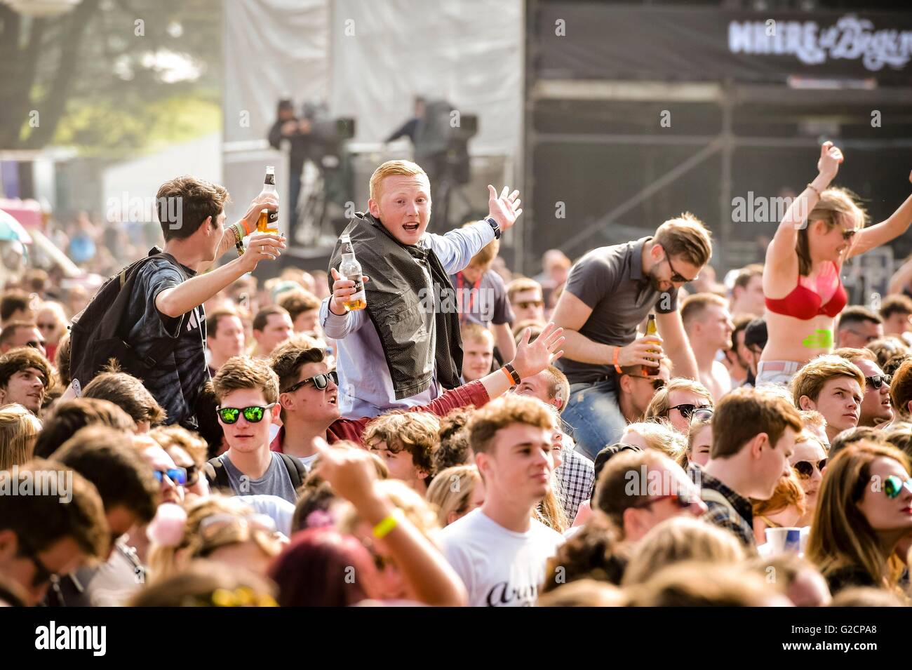Big crowds in front hi-res stock photography and images - Alamy