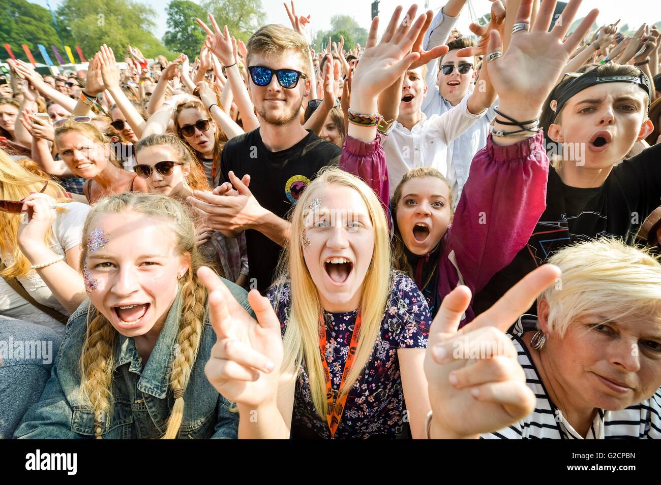 Big crowds in front hi-res stock photography and images - Alamy