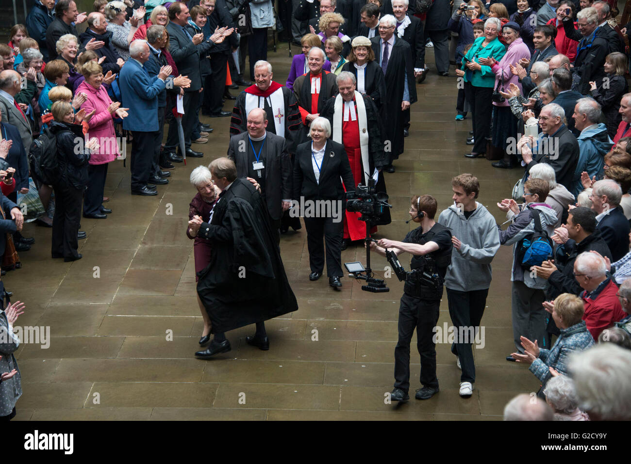 Church clapping uk hi-res stock photography and images - Alamy