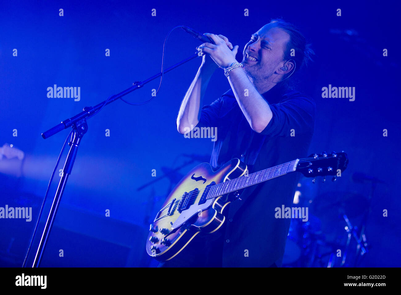 Radiohead vocalist hi-res stock photography and images - Alamy