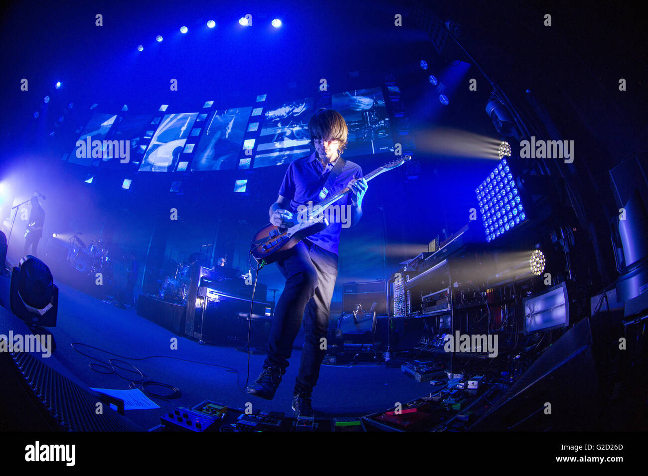 Radiohead vocalist hi-res stock photography and images - Alamy