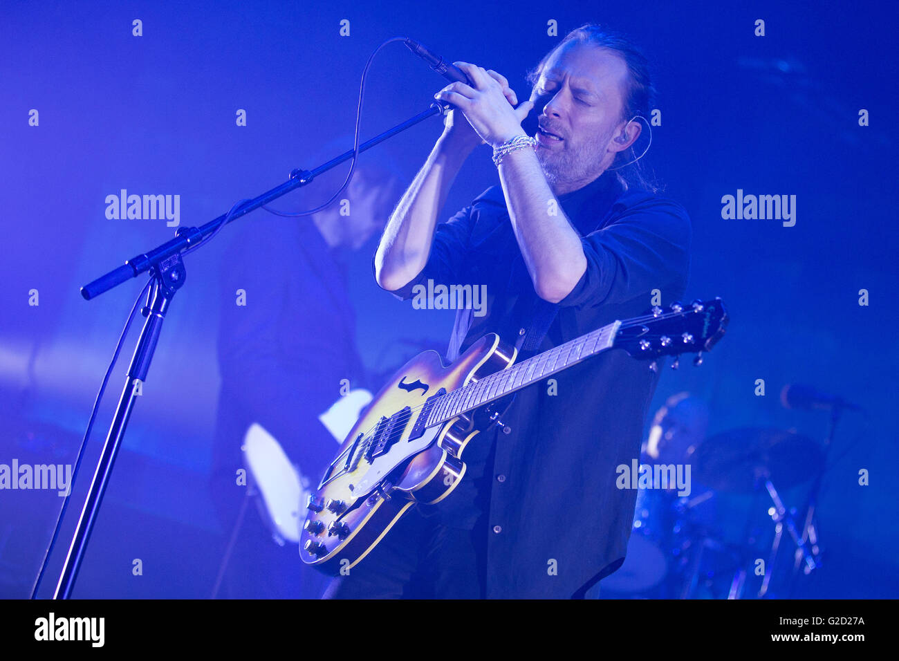 Radiohead vocalist hi-res stock photography and images - Alamy