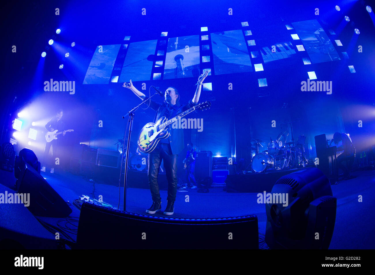 Radiohead vocalist hi-res stock photography and images - Alamy
