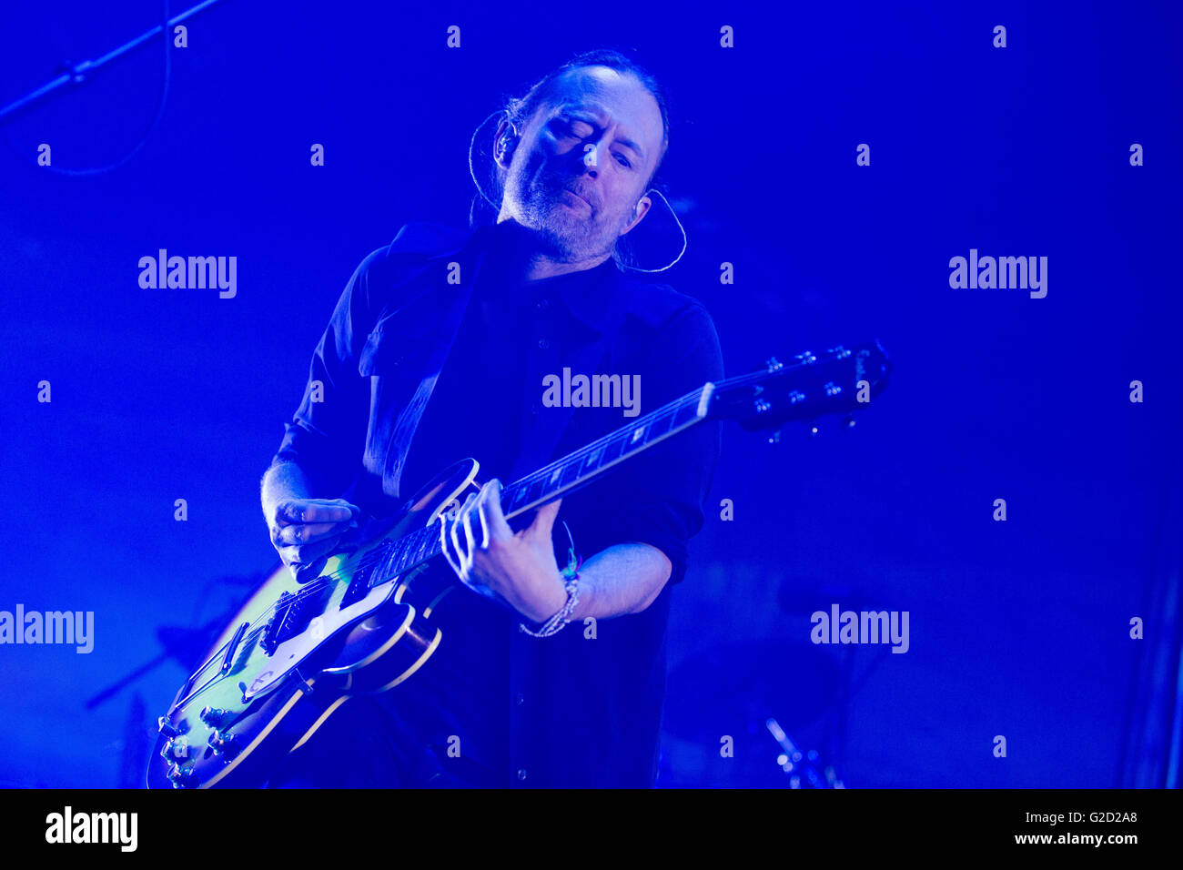 Radiohead vocalist hi-res stock photography and images - Alamy