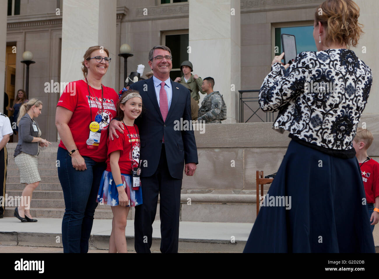 Ash carter pentagon hi-res stock photography and images - Alamy