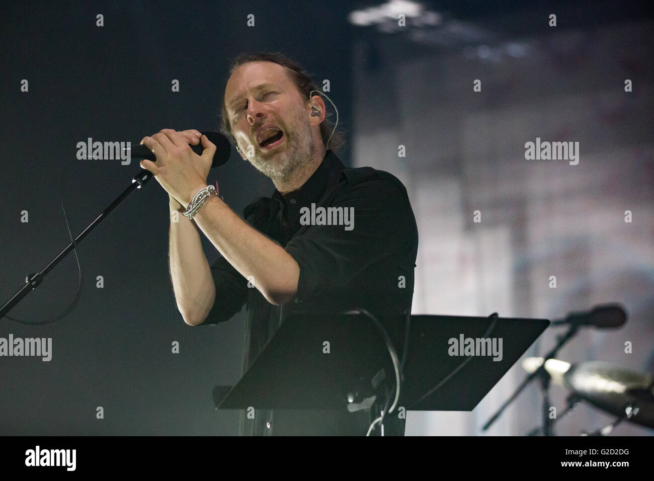 Radiohead vocalist hi-res stock photography and images - Alamy