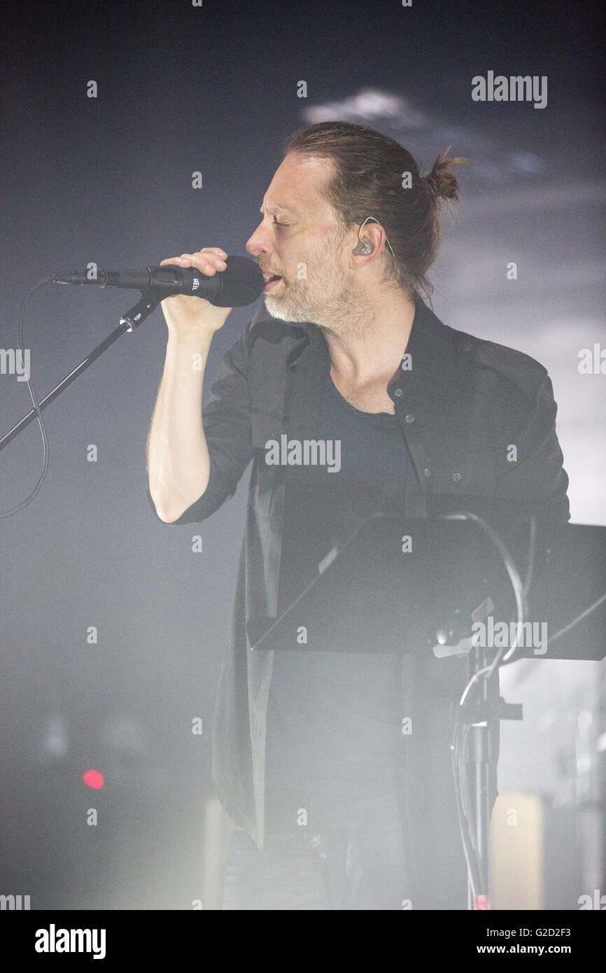 Radiohead vocalist hi-res stock photography and images - Alamy