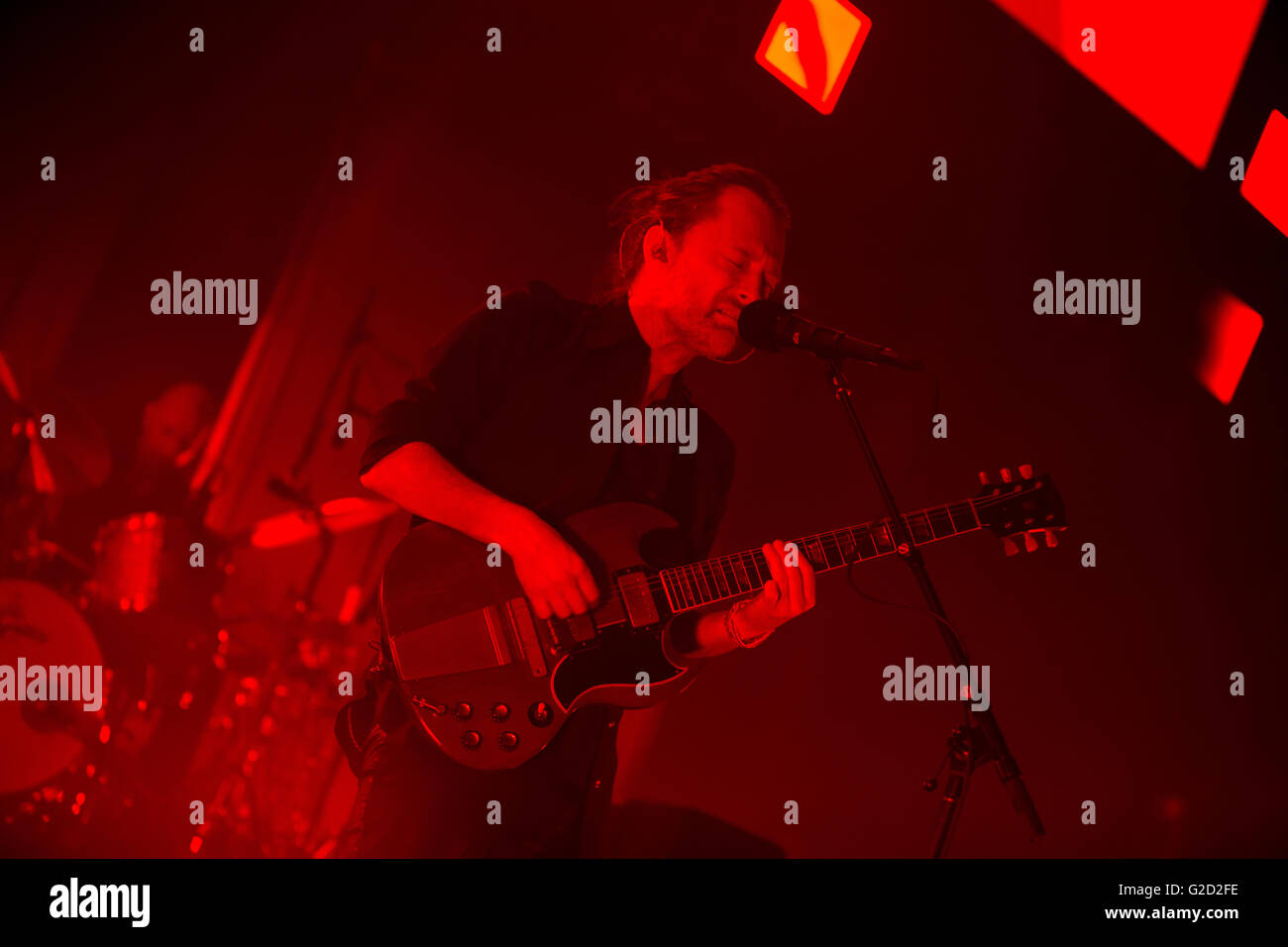 Radiohead vocalist hi-res stock photography and images - Alamy