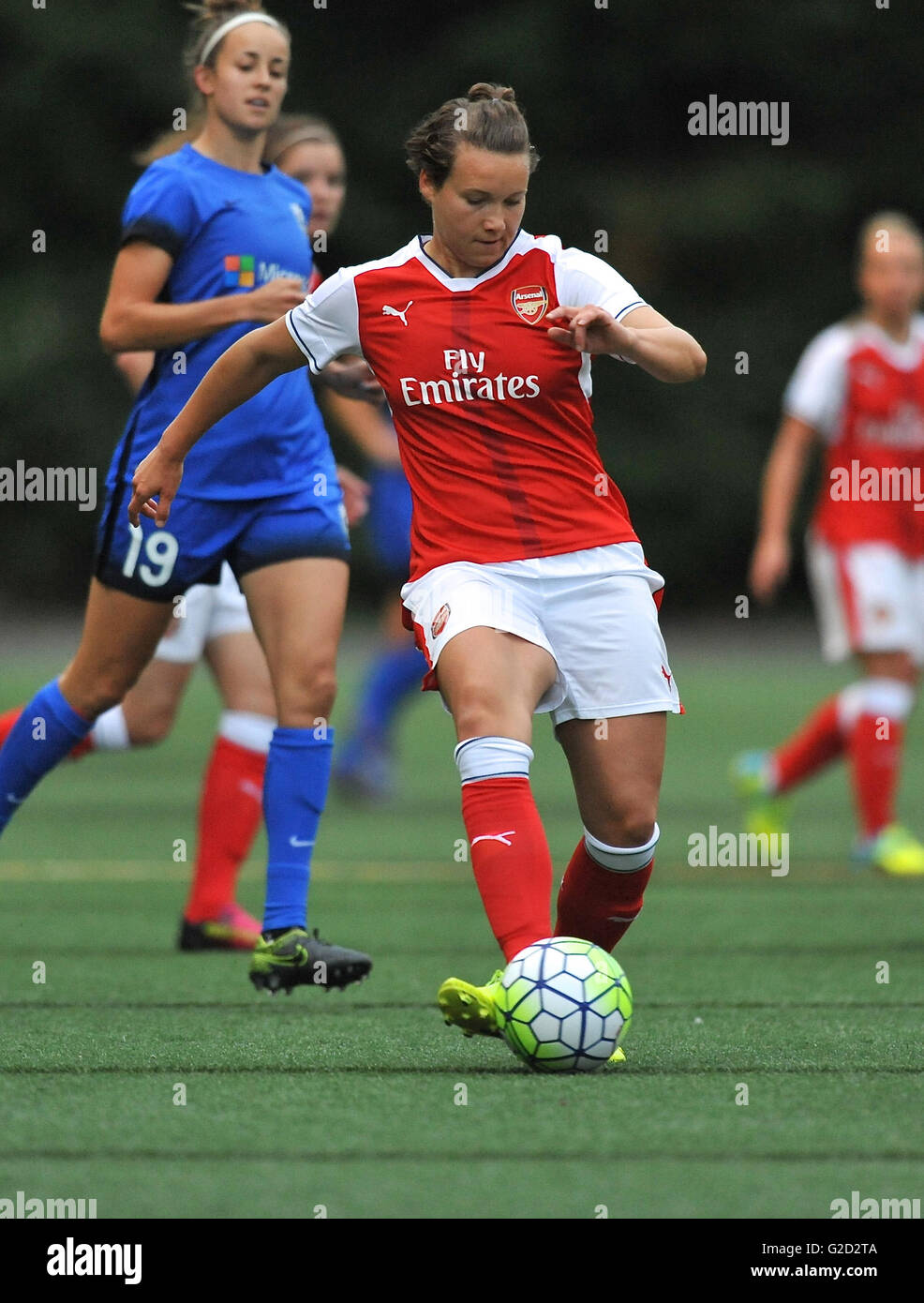Arsenal's Josephine Henning (22) makes a pass against the Seattle Reign ...