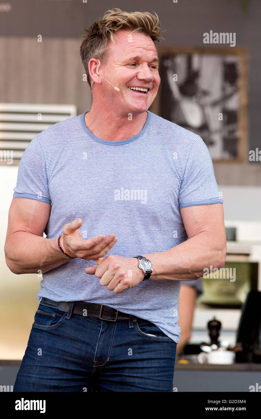 Gordon ramsay chef 2016 hi-res stock photography and images - Alamy
