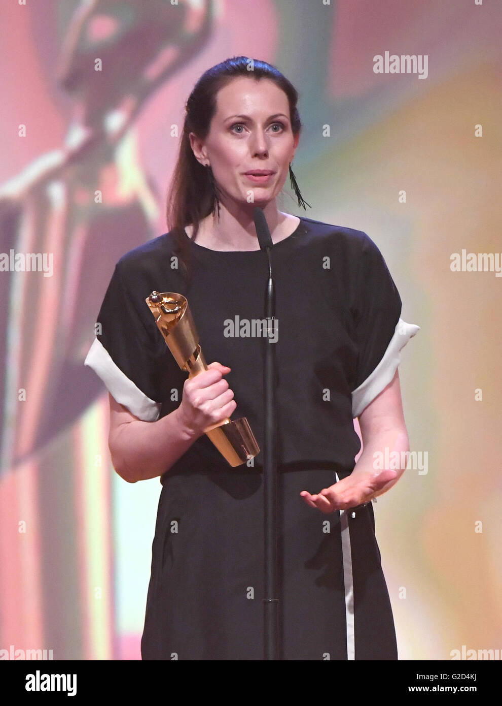 Berlin, Germany. 27th May, 2016. Cora Pratz receives the 'Best ...