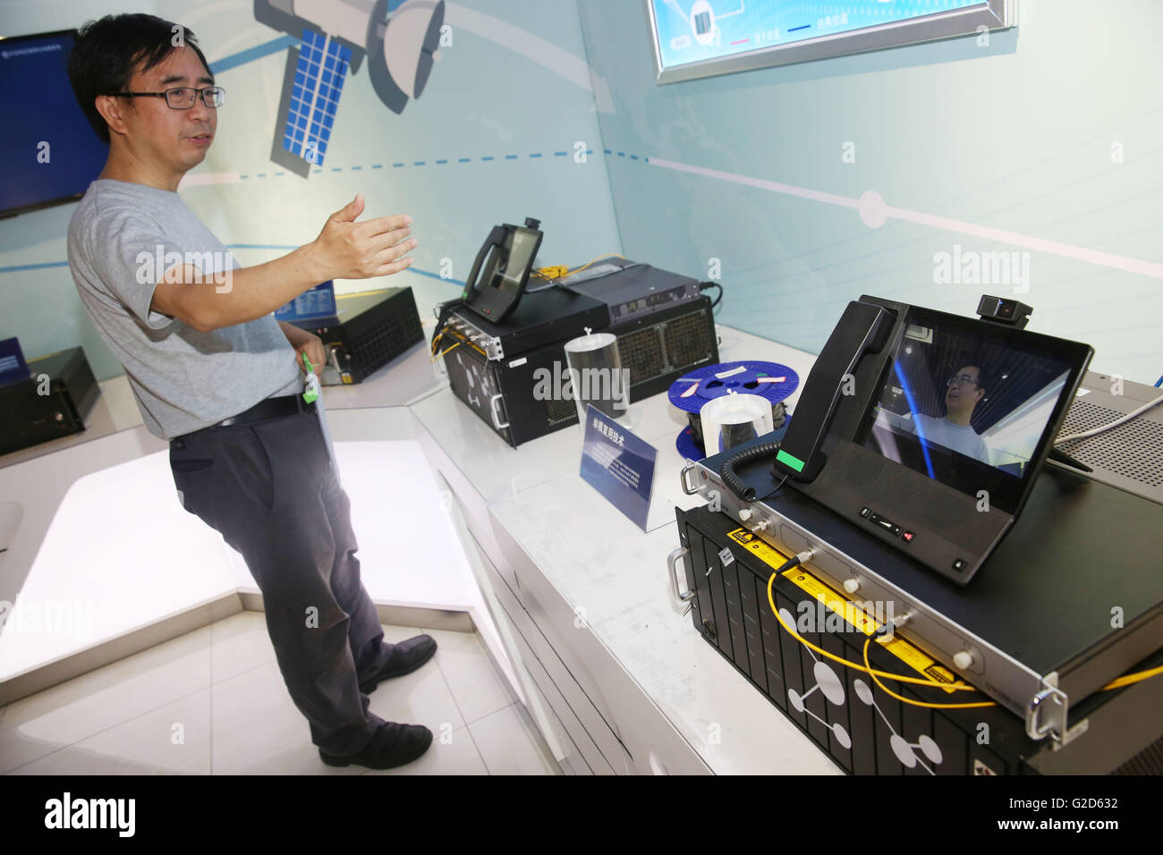 Quantum communication hi-res stock photography and images - Alamy