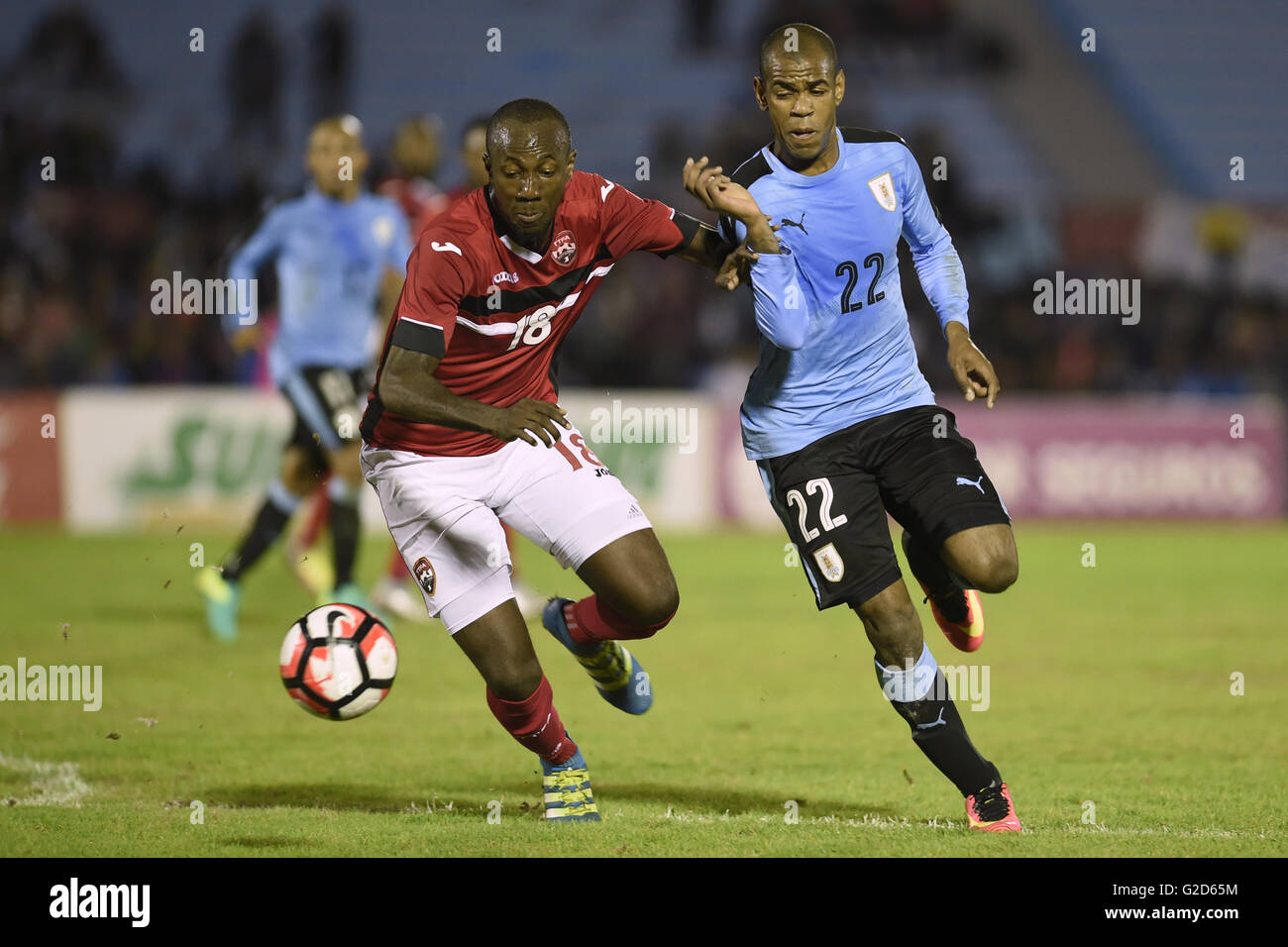 Montevideo, Uruguay. 27th May, 2016. Uruguay's Diego Rolan (R) vies ...