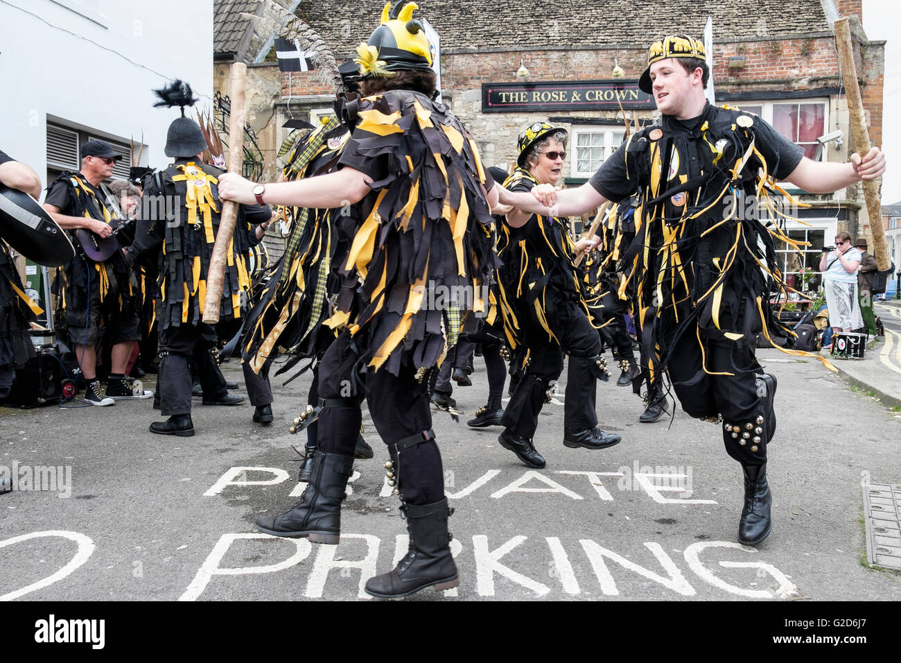 Chippenham, UK, 28th May, 2016. Members of the Wreckers Border Morris ...
