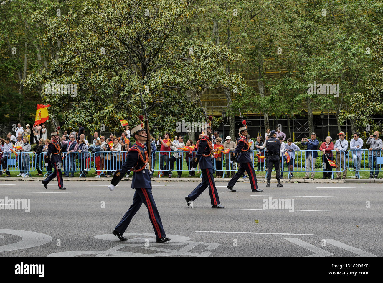 Spanish soldiers parade flag hi-res stock photography and images - Alamy