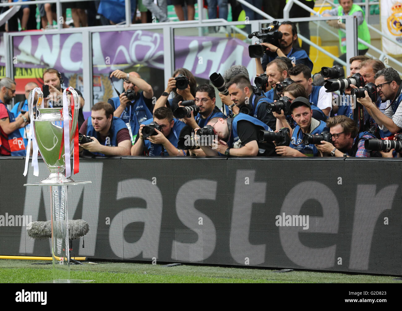 Champions league trophy madrid 2016 hi-res stock photography and images ...
