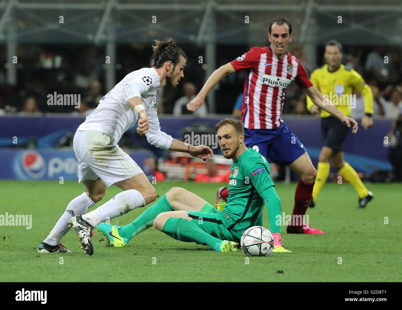 Milan, Italy. 28th May, 2016. Atletico's goalkeeper Jan Oblak (C) vies for the ball with Real's ...