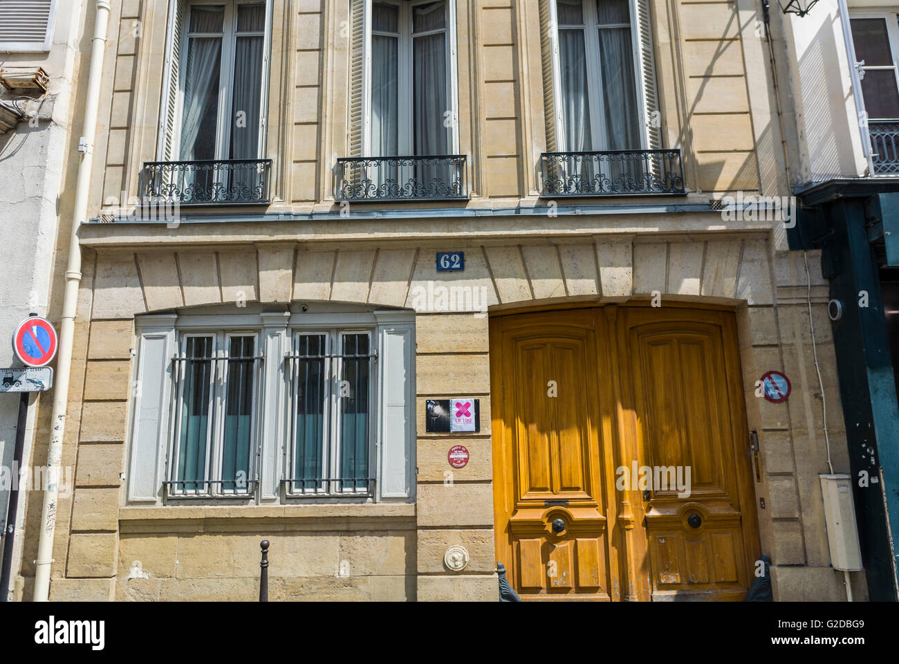 Parisian apartment building front entrance door hi-res stock ...