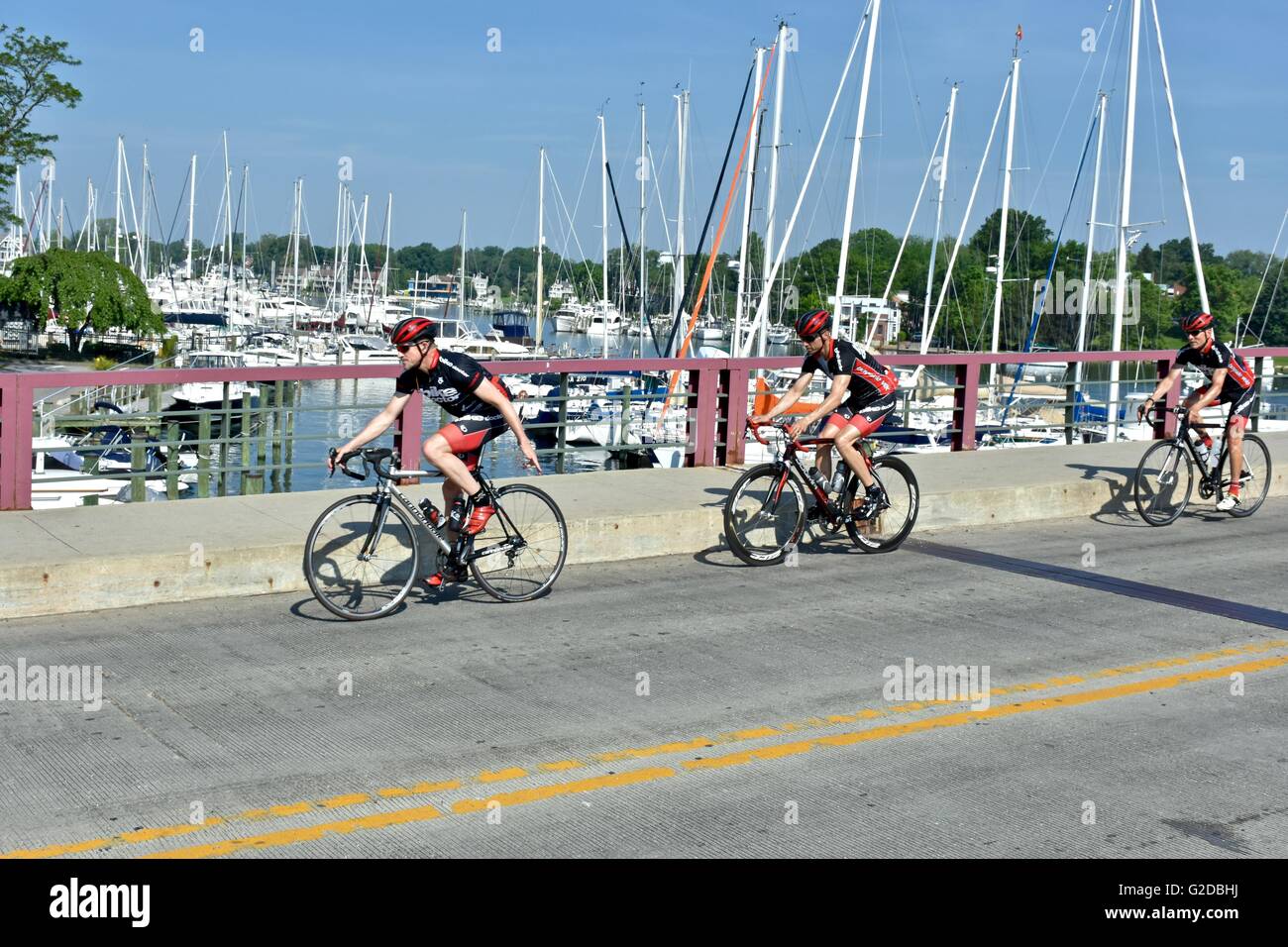 Bike riders in red hi-res stock photography and images - Alamy