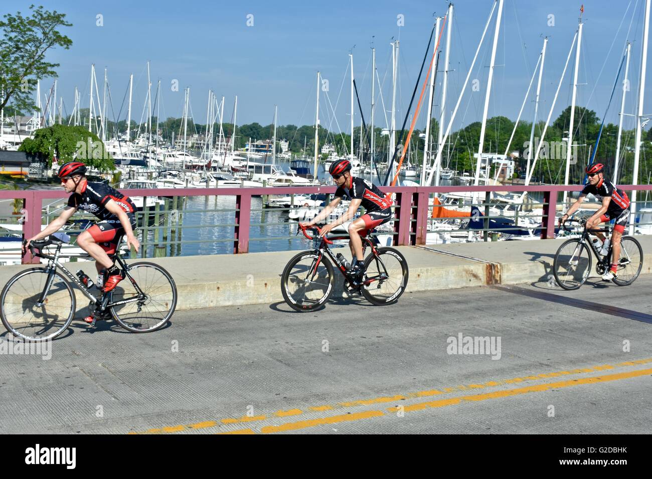 Bike riders in red hi-res stock photography and images - Alamy