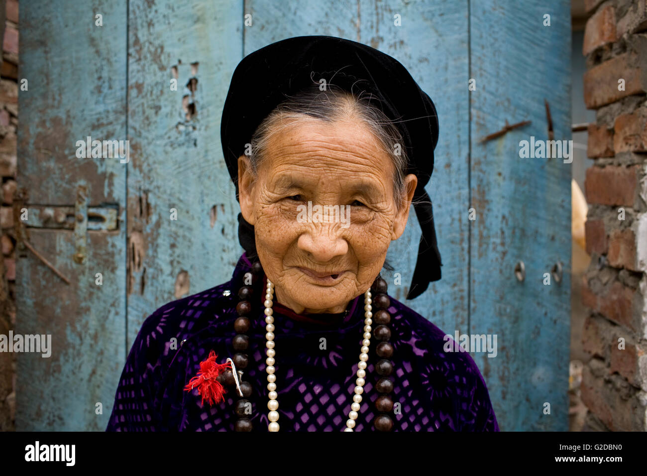 Elderly vietnamese woman hi-res stock photography and images - Alamy