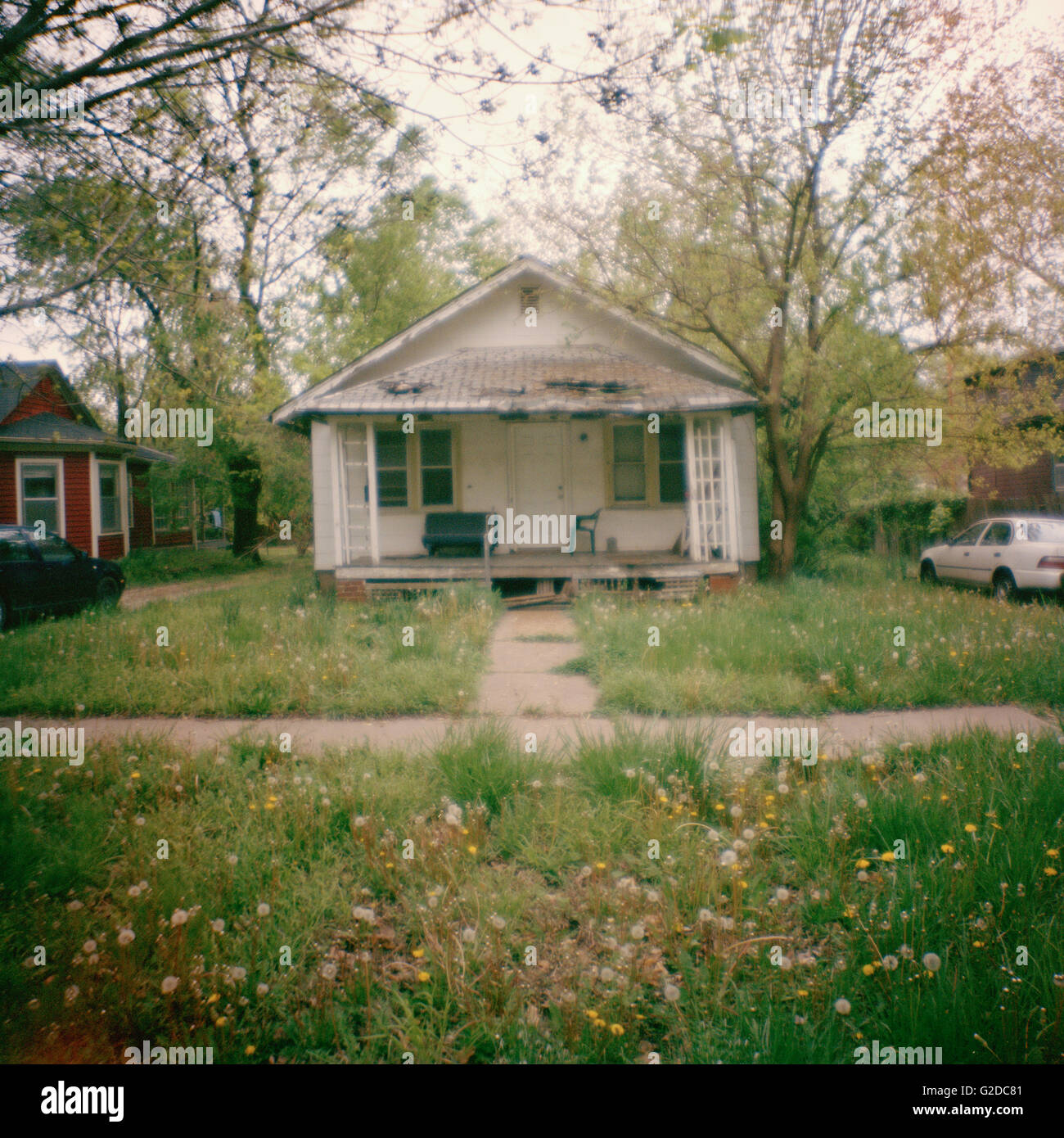 Overgrown yard outside building hi-res stock photography and images - Alamy