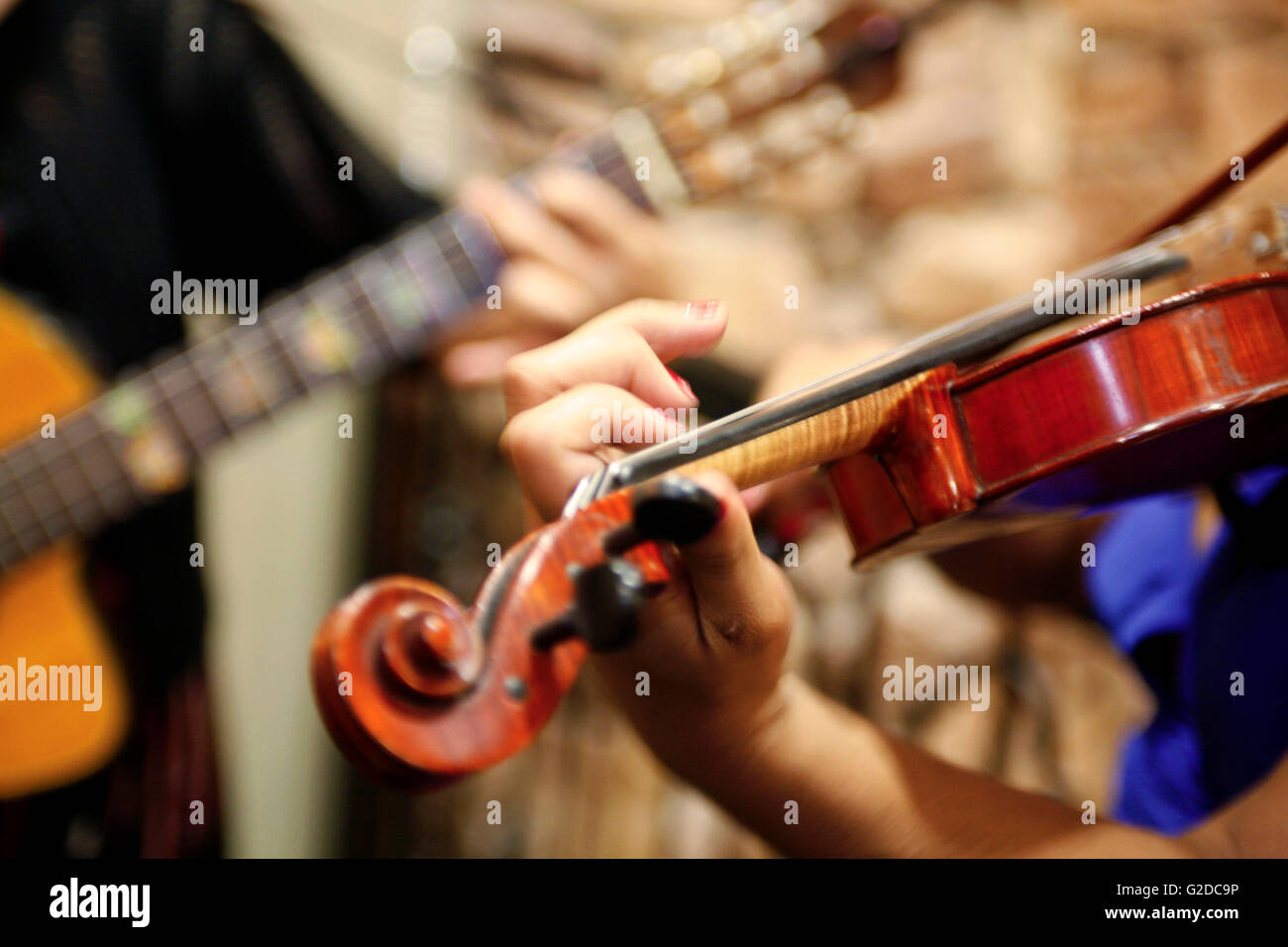 Violin guitar hi-res stock photography and images - Alamy