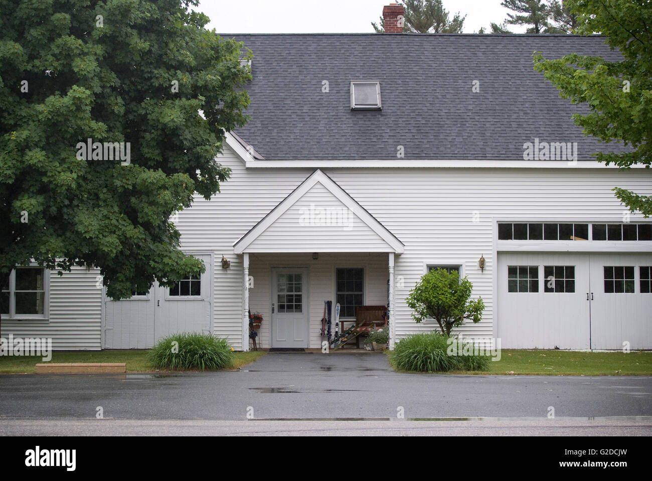 White barn door hi-res stock photography and images - Alamy