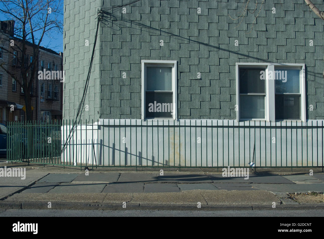 Urban apartment building hi-res stock photography and images - Alamy